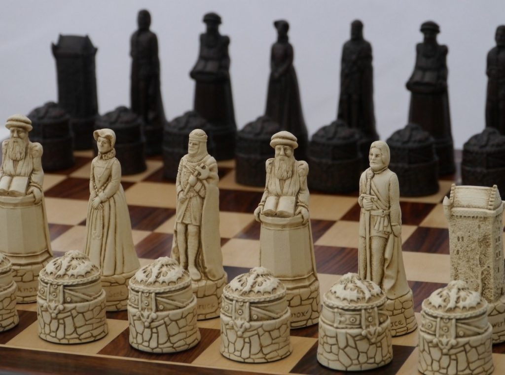 Berkeley Chess Ltd - Scottish Chess Set - Ivory and Brown - ChessBaron ...