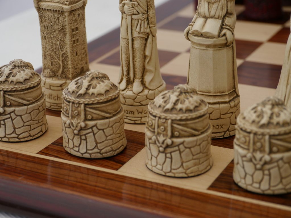 Berkeley Chess Ltd - Scottish Chess Set - Ivory and Red - ChessBaron ...