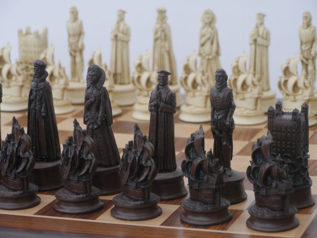 Berkeley Chess Ltd - Elizabethan Chess Set - Ivory and Brown ...