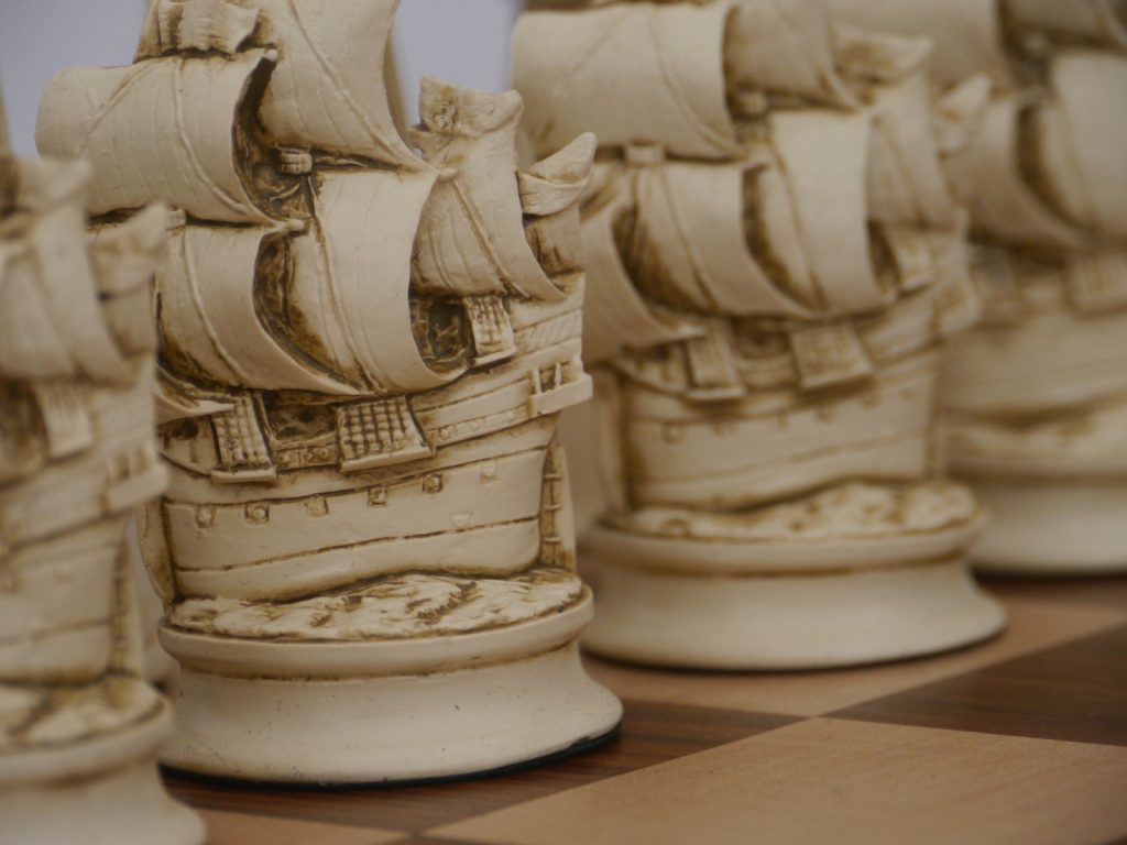 Berkeley Chess Ltd - Elizabethan Chess Set - Ivory and Brown ...