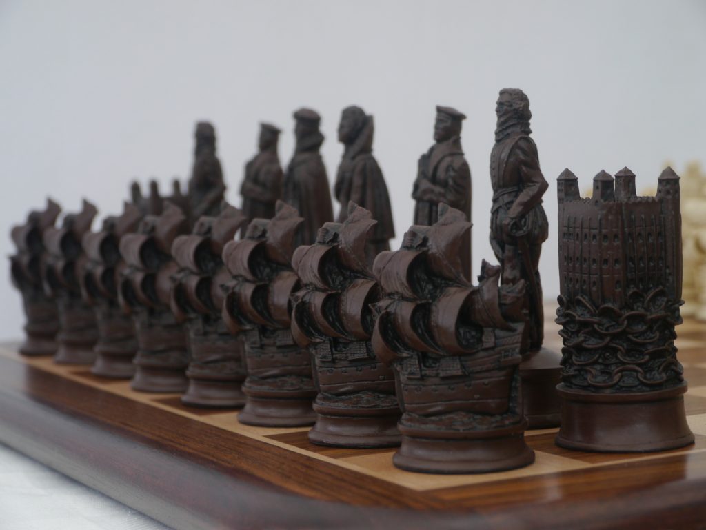 Berkeley Chess Ltd - Elizabethan Chess Set - Ivory and Brown ...