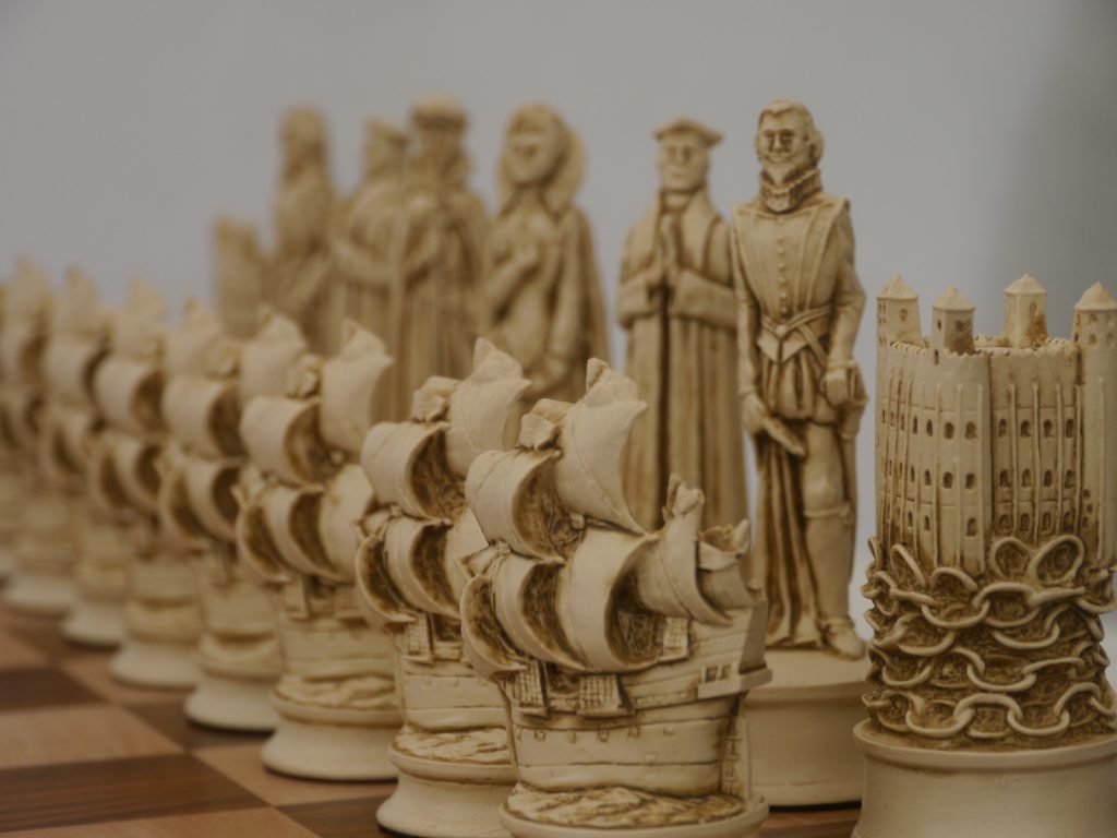 Berkeley Chess Ltd - Elizabethan Chess Set - Ivory and Brown ...