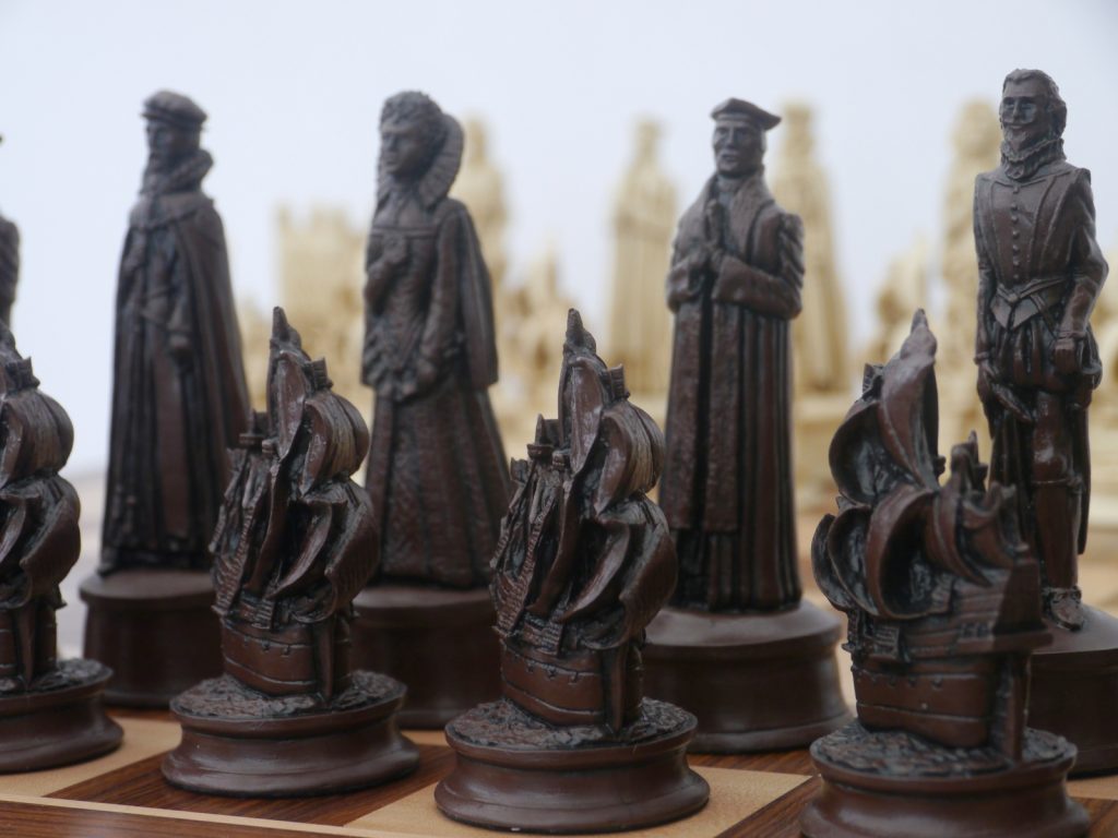 Berkeley Chess Ltd - Elizabethan Chess Set - Ivory and Brown ...
