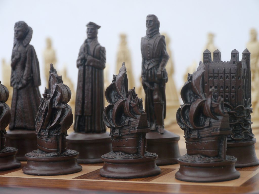 Berkeley Chess Ltd - Elizabethan Chess Set - Ivory and Brown ...