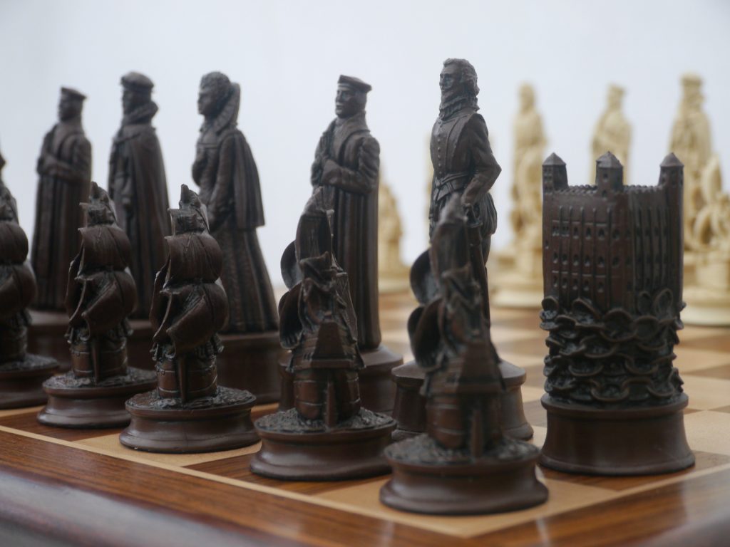 Berkeley Chess Ltd - Elizabethan Chess Set - Ivory and Brown ...