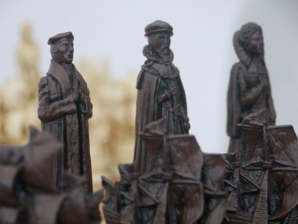 Berkeley Chess Ltd - Elizabethan Chess Set - Ivory and Brown ...