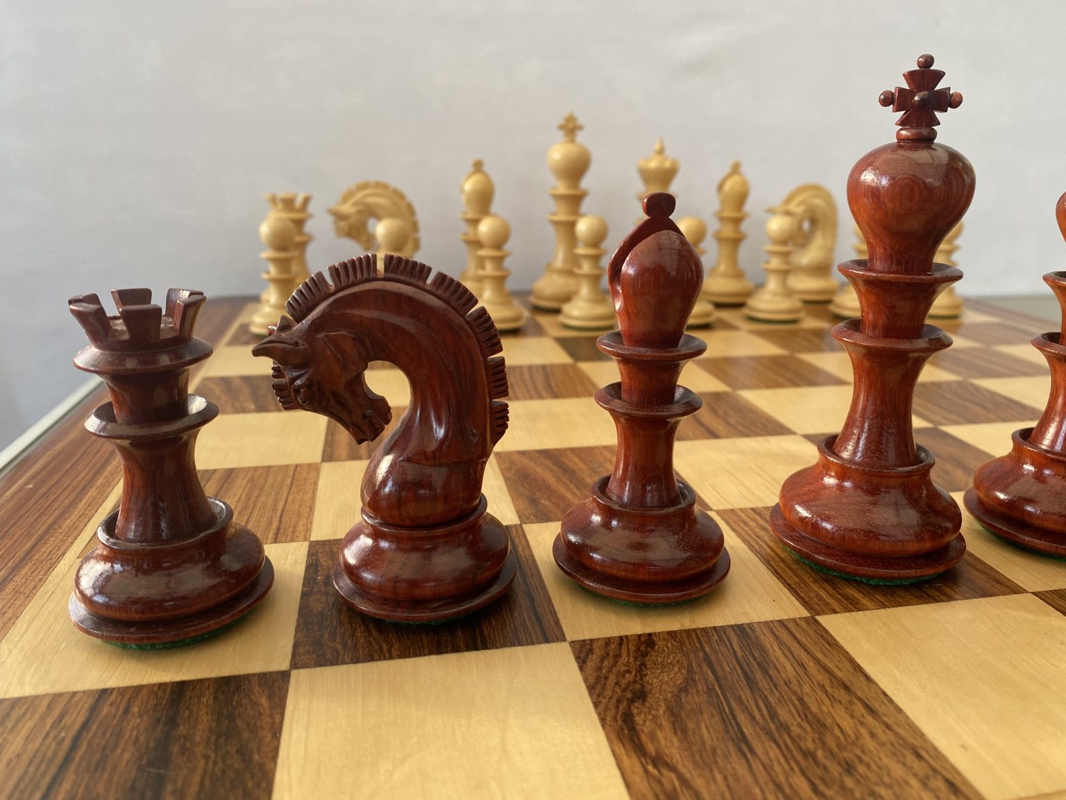 The Manchester set of Chess Pieces in Bud Rosewood - ChessBaron Chess ...